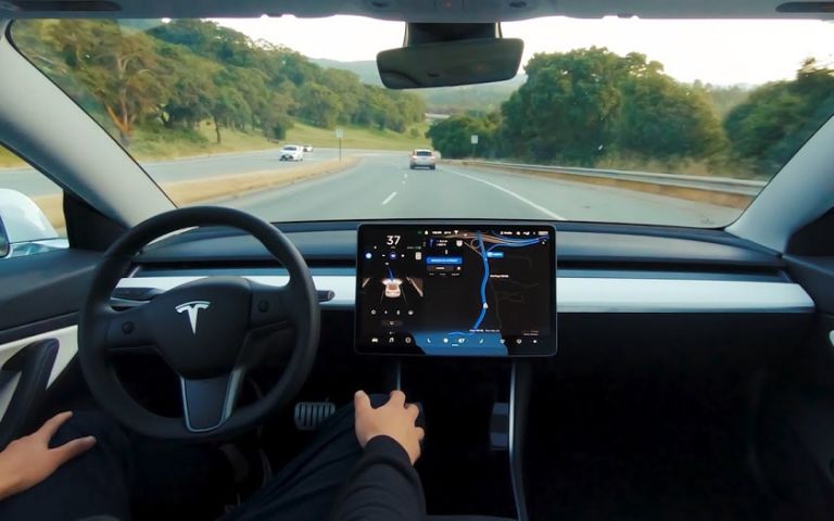 Tesla dévoile son nouvel ordinateur de bord pour la conduite 100% autonome