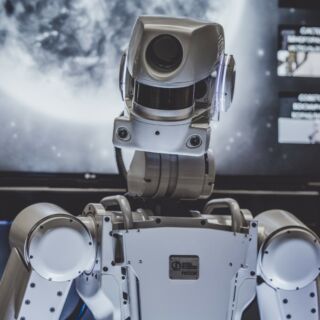 Google : AlphaCode, l’Intelligence artificielle maison, code aussi bien qu’un programmeur débutant